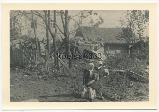 FOTO RUSSISCHE FRAUEN vor Häuser Ruinen im Osten Wehrmacht Ostfeldzug ...