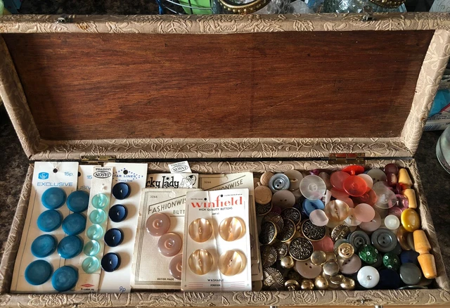 VINTAGE COLLECTION OF 100’s OF OLD BUTTONS AND SETS INCLUDES VINTAGE ...