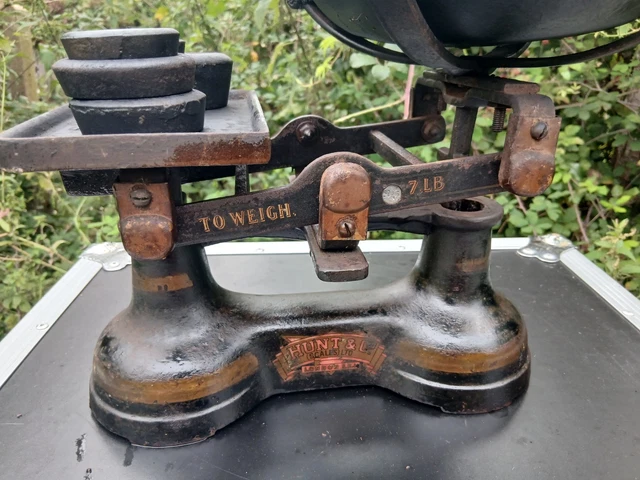 VINTAGE POST OFFICE GR cast iron scales with some weights £2.22 ...