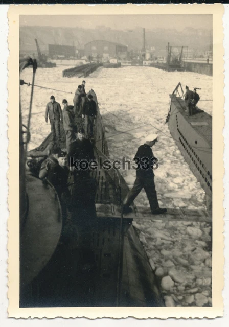 FOTO U BOOT U 48 neben einem weiteren U Boot im Hafen von Helgoland im ...