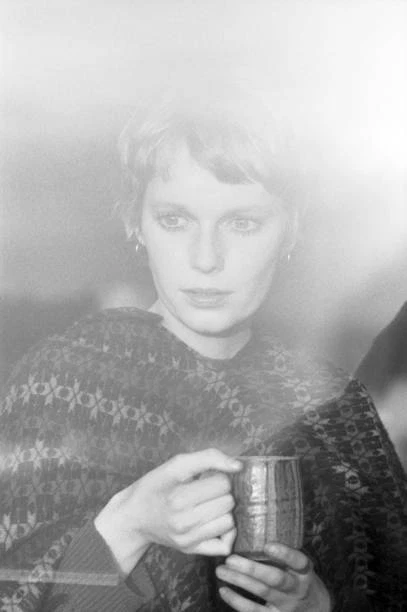 AMERICAN ACTRESS AND Activist Mia Farrow Poses 1969 OLD PHOTO 1 $8.50 ...