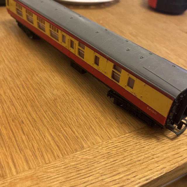 TRIANG MODEL RAILWAYS OO Gauge Red Cream 34100 Brake Coach Used £6.99 ...