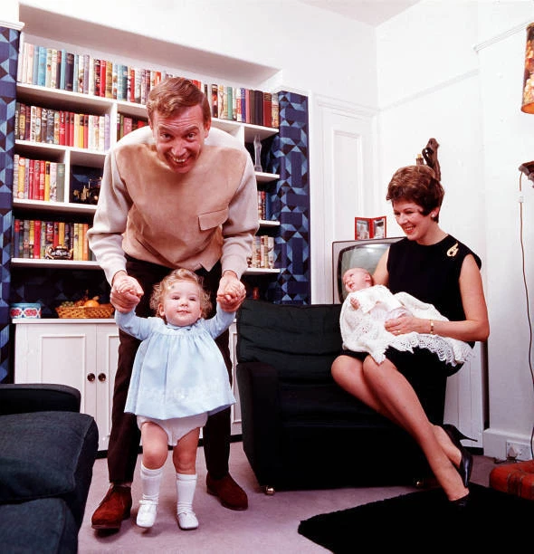 IRISH MUSICIAN AND entertainer Val Doonican with his family at hom- Old ...