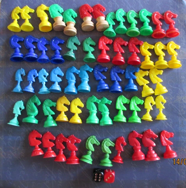 LOT DE 57 PIONS Jeu de CHEVAUX dépareillés-Plastique de Couleur+ 2 Dés ...
