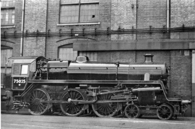 PHOTO BR Standard Loco No. 75025 £1.85 - PicClick UK