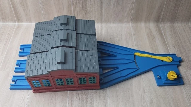 THOMAS TOMY TRACKMASTER Engine Sheds 3 Way Switch Track Tidmouth ...