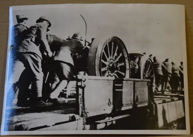 WW2 PRESS PHOTOGRAPH French soldier load artillery railway truck 1940 ...