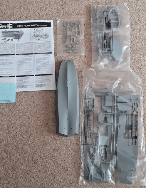 REVELL U.D.T. BOAT with Frogmen 1/35 Scale Model Kit 85-0313 £11.54 ...