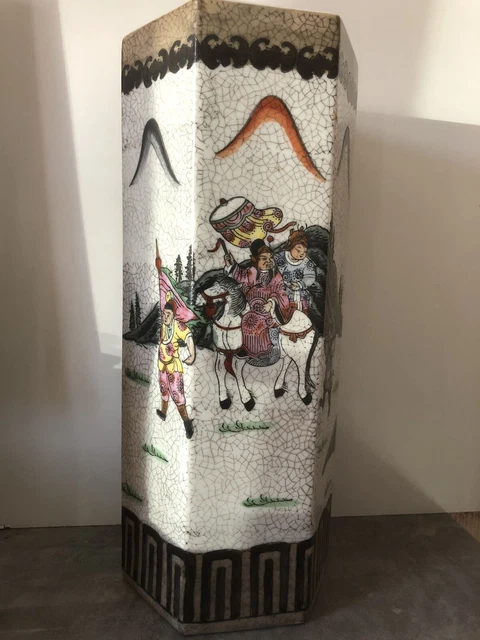 ANCIEN VASE HEXAGONAL en faïence de Chine à décor de personnages ...