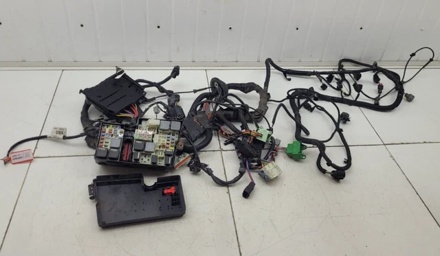 FORD FOCUS MK3 Under Bonnet Fuse Relay Box With Wiring Loom BV6T-14K733 ...