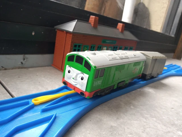 TOMY TRACKMASTER THOMAS the tank engine motorised Boco train with truck ...