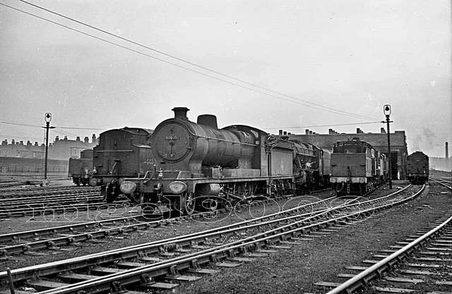 ORIGINAL LARGER 9CM x 6cm b&w Negative LNER O4 2-8-0 63605 at Wakefield ...