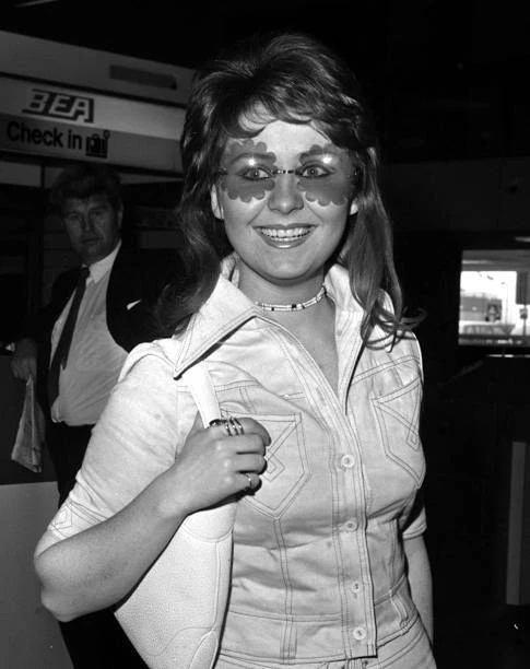 POP SINGER LULU Is Pictured Leaving Heathrow For Malaga Spain 1971 Old ...