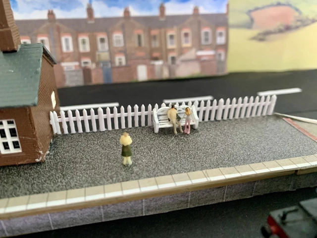 N GAUGE~STATION BUILDING on Platform with People~Seats etc~Built Model ...