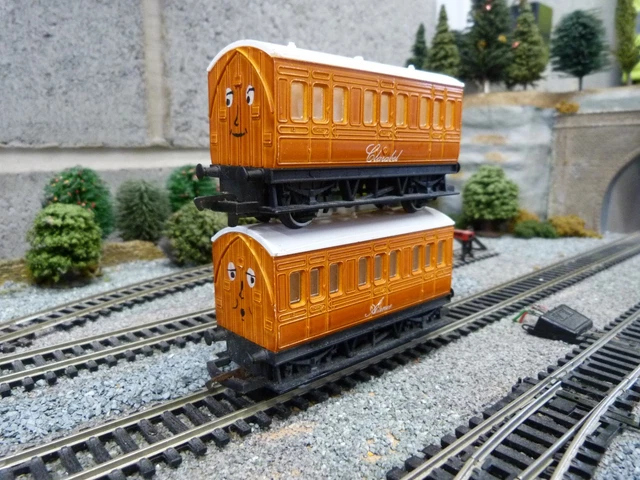 HORNBY ANNIE & clarabel coaches thomas range for OO gauge model train ...