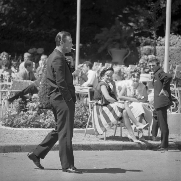 AMERICAN ACTOR WILLIAM Holden filming 'Two Crazy Heads' in Par- 1963 ...