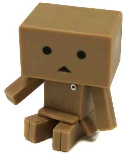 FIGURINE DE TRADING Danbo assise face vers le bas Yotsuba et Waiwai ...