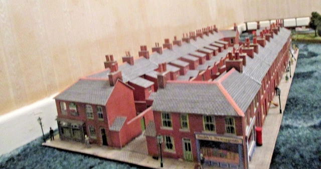 RAILWAY DIORAMA 00 SCALE Terraced Streets incl.people & shops METCALFE ...