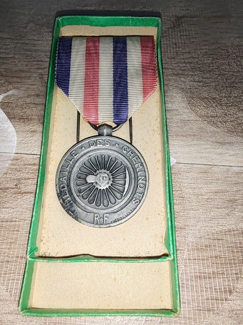 ANCIENNE MEDAILLE DES CHEMINOTS ATTRIBUEE EN 1944 - JUS DE GRENIER WW2 ...