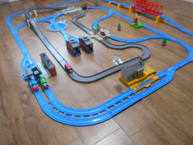TOMY TRACKMASTER THOMAS the tank engine battery train set + battery ...