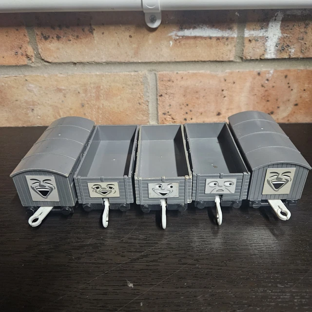 TOMY TRACKMASTER THOMAS the tank engine Troublesome Trucks & Brake Vans ...