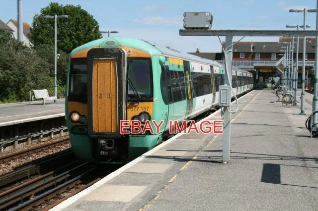 PHOTO A Southern Railways Class 377 Emu 377157 At Littlehampton Railway Station EUR 2,63 ...