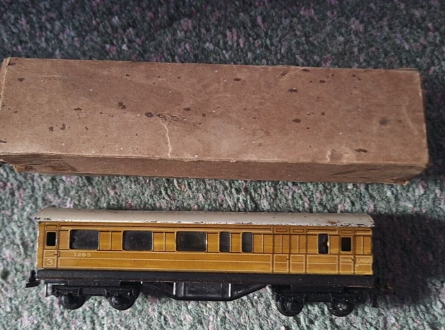 TRIX TTR TWIN Teak Bogie Railway Carriage/coach with original Box £17. ...