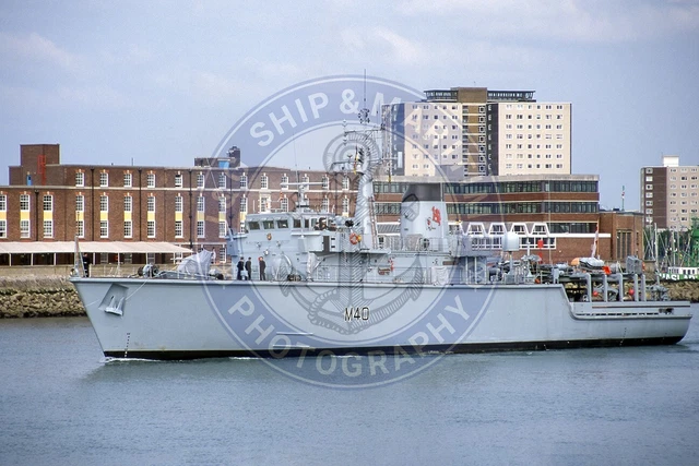 ROYAL NAVY HUNT Class Minesweeper HMS BERKELEY (M40) - 6X4 (10X15 ...