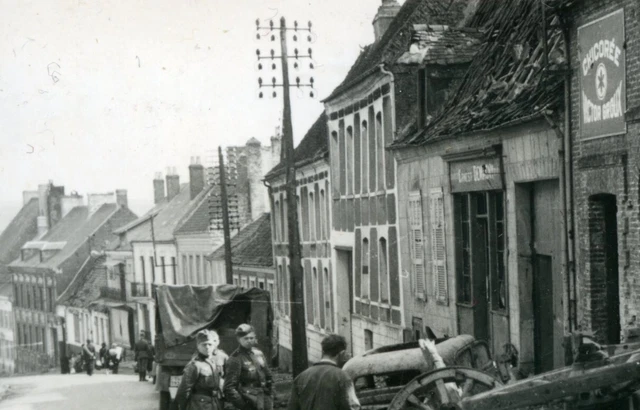 WW2...SOLDATS ALLEMANDS DEVANT les décombre d'une ville du Nord EUR 2 ...