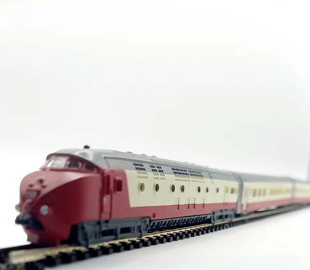 Z GAUGE SCALE Express Locomotive Passenger Model Railway Train Not ...