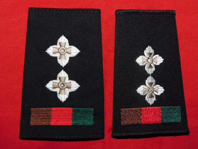 BRITISH ARMY RTR Royal Tank Regiment lieutenant rank slides epaulettes ...