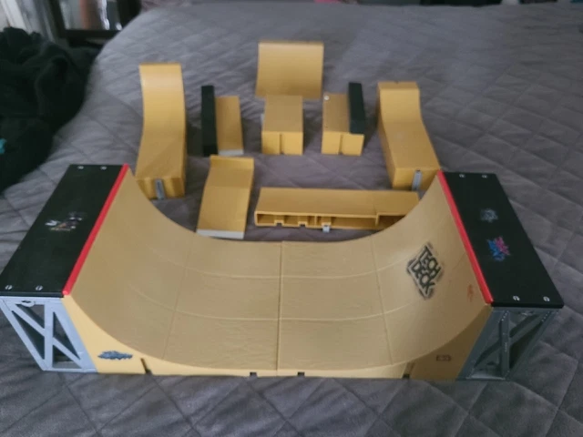 TECH DECK ULTIMATE Half-Pipe Ramp and 8 Pieces Ultimate Park ...