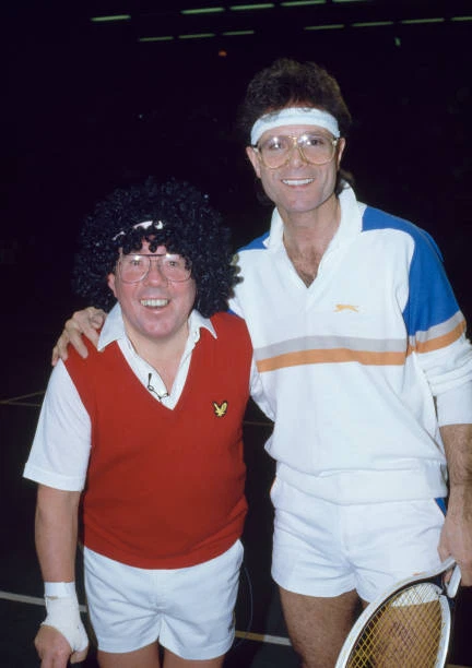 COMEDIAN AND ACTOR Ronnie Corbett with singer Cliff Richard at hi - Old ...