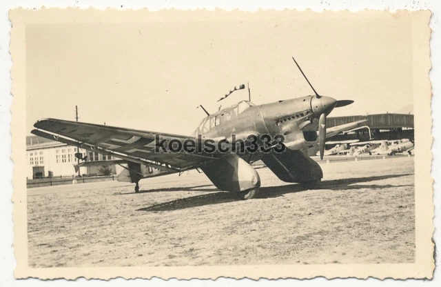 FOTO JUNKERS JU 87 Stuka Flugzeug der Luftwaffe auf Fliegerhorst ...