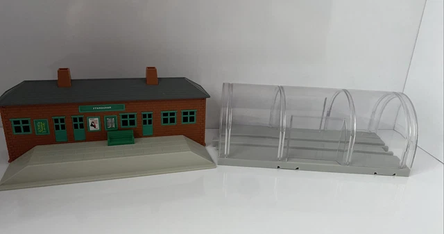 TOMY TRACKMASTER THOMAS Tank Engine Ffarquhar Station & Clear ...