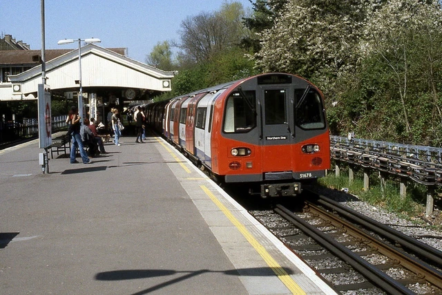 LONDON UNDERGROUND NEW Northern line stock Hendon Central Rail Photo ...
