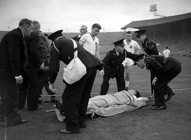 MANCHESTER UNITED GOALKEEPER Ray Wood Is Stretchered Off 1957 OLD PHOTO ...