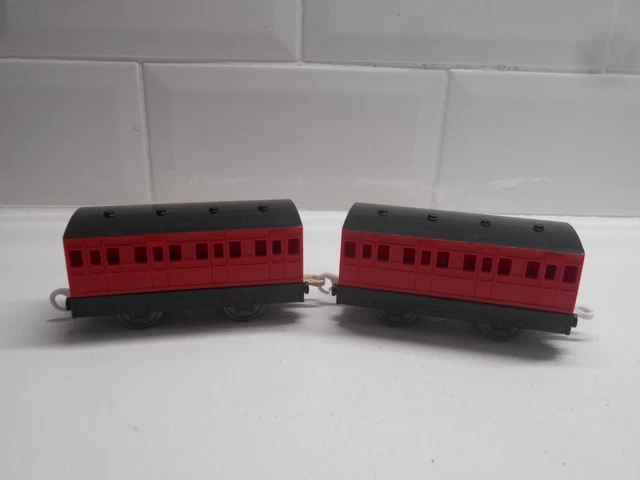 TOMY TRACKMASTER THOMAS the tank engine train set red & black coaches £ ...
