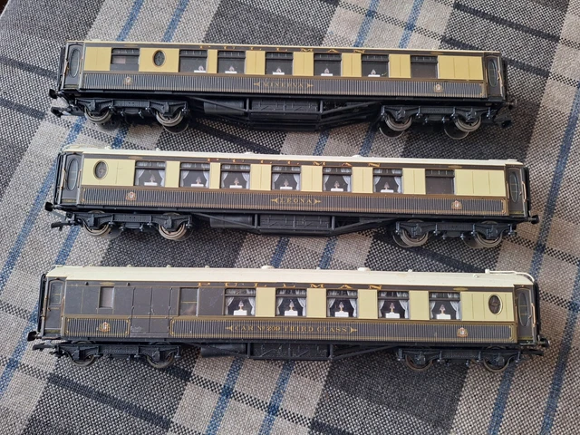 HORNBY PULLMAN LIGHT Up Coaches £15.00 - PicClick UK