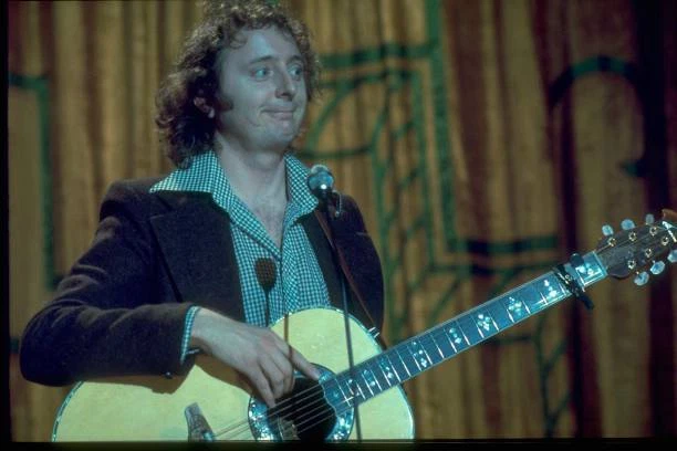COMEDIAN JASPER CARROTT performing on stage with an acoustic gu- TV Old ...