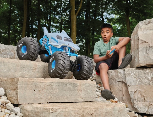 MONSTER JAM 1:6 Scale Remote Control All-Terrain Mega Megalodon Monster ...