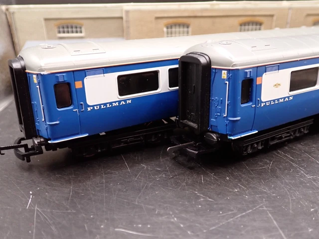 PAIR OF HORNBY OO Gauge Pullman Mark 2 Coaches from The Blue Pullman ...