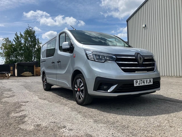 RENAULT TRAFIC CREW-VAN Auto Ex-Demo 150ps Silver £38,396.40 - PicClick UK