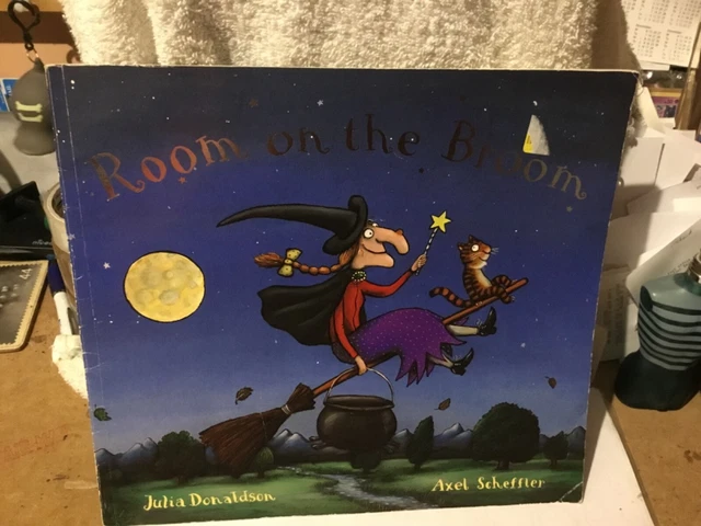 ROOM ON THE Broom - Julia Donaldson/Axel Scheffler (Paperback) £0.99 ...