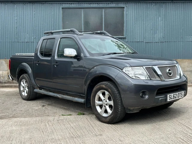 NISSAN NAVARA DOUBLE Cab Pick Up Tekna 2.5dCi 190 4WD DIESEL MANUAL ...