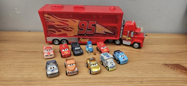 DISNEY PIXAR CARS Diecast Mini Racers Mack Hauler & 10 Cars Collezione ...
