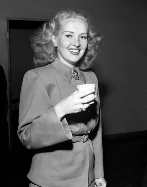 BETTY GRABLE ON the radio program Diamond Horseshoe 2 Old TV Radio ...