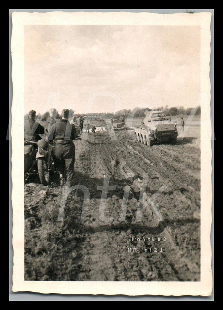 FOTO WK2, 8./RGT. "Gen.Göring", Rumänien, Sd.-Kfz. im Schlamm..., 1941 ...