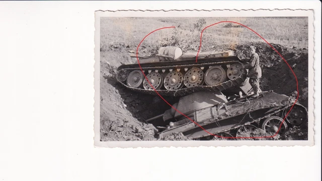 WW2 FOTO DR Elitesoldaten Das Reich Rusland Beute Panzer Tank T34 Toten ...