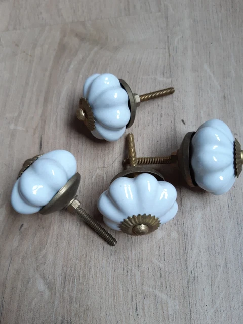 LOT DE 4 Poignees De Porte De Meuble En Ceramique Forme Fleur EUR 10,00 ... LOT DE 4 Poignees De Porte De Meuble En Ceramique Forme Fleur EUR 10,00 ...
